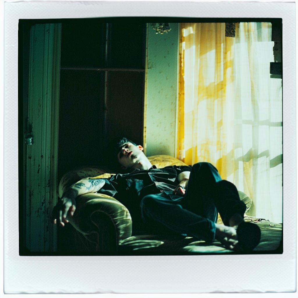 Stable Diffusion prompt: grainy 80's photograph quality p...