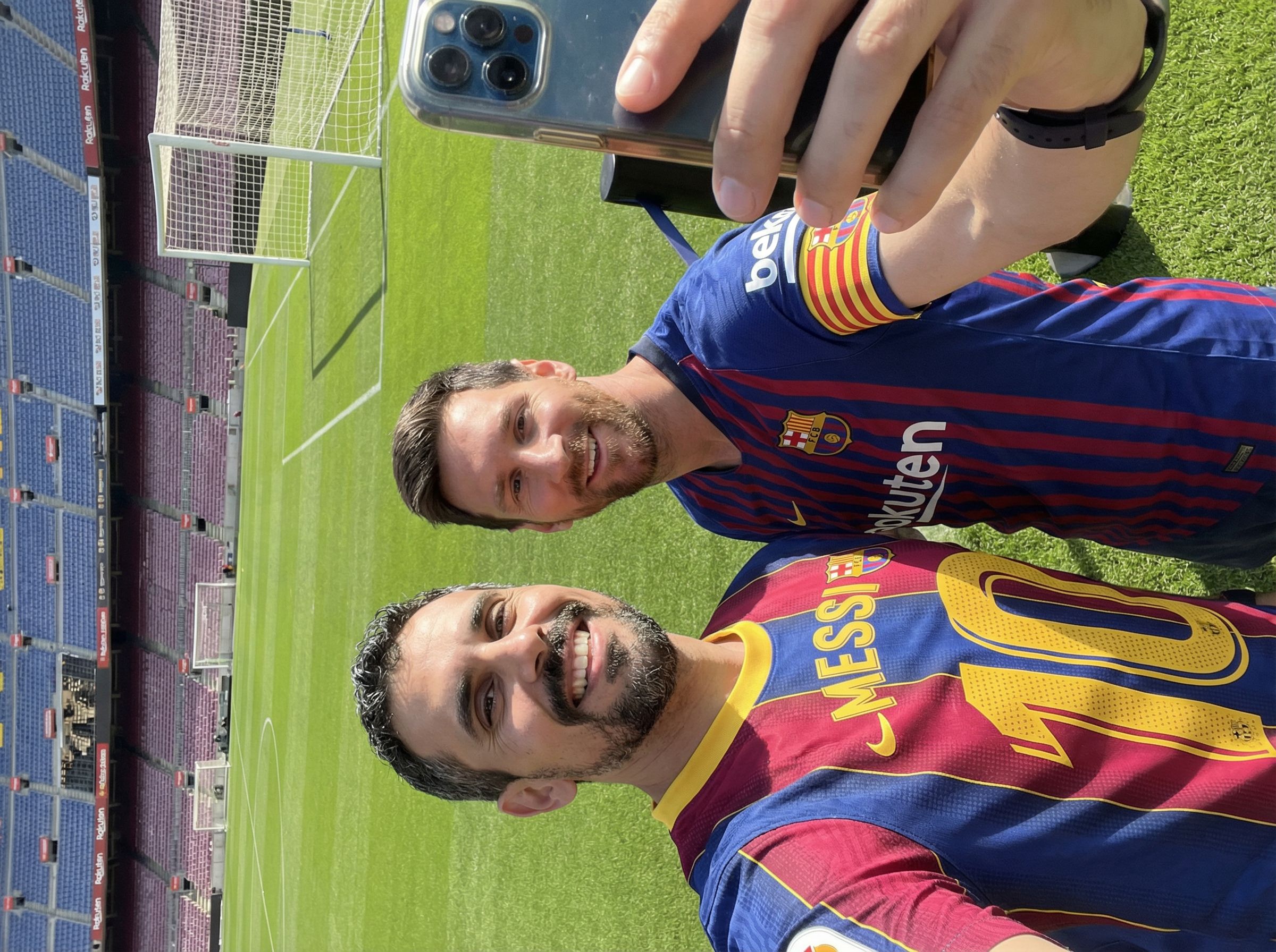 Nano Banana prompt: Foto tipo selfie, el protagonista, ve...