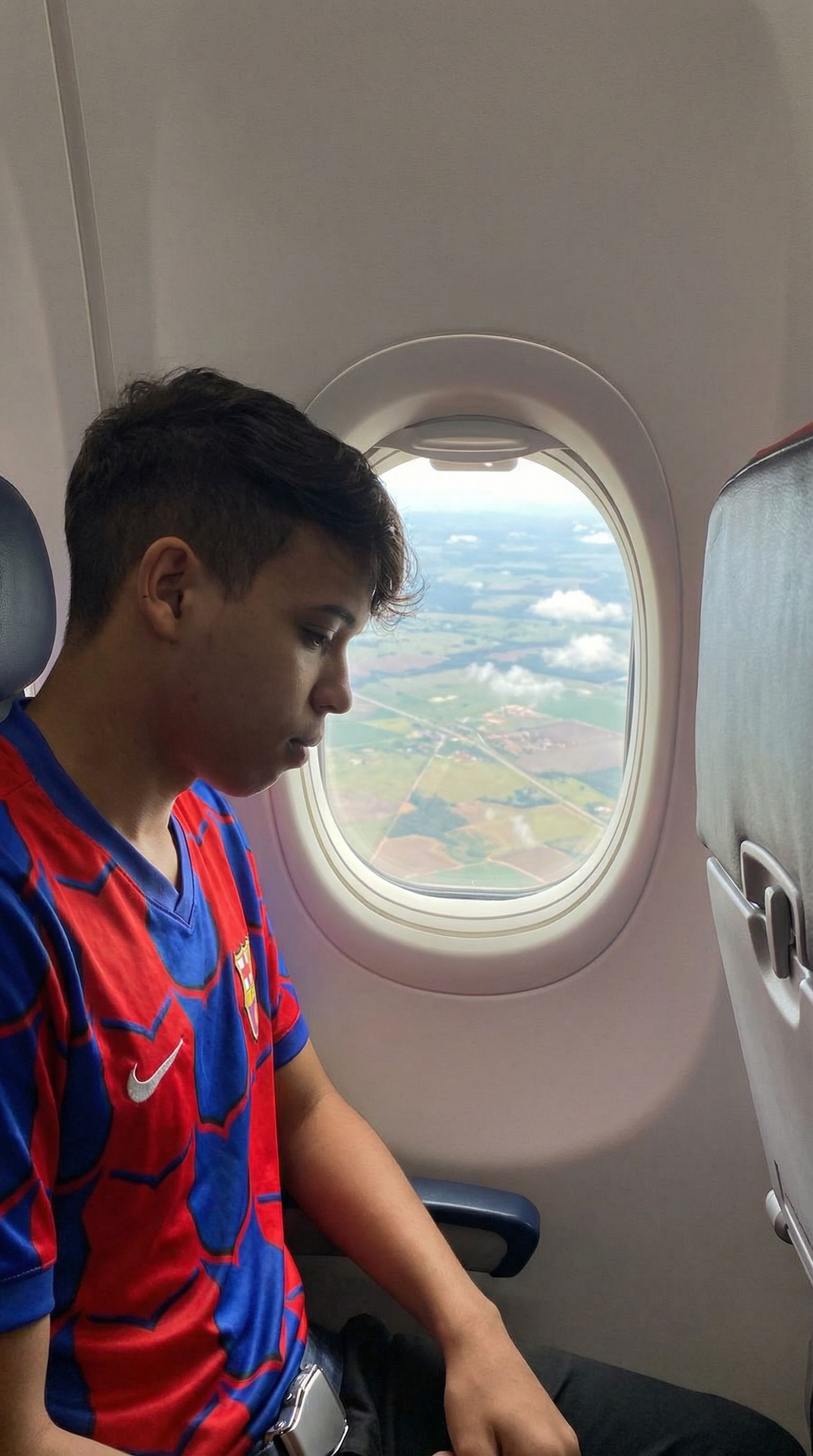 Nano Banana prompt: Faça eu sentada na cadeira do avião o...