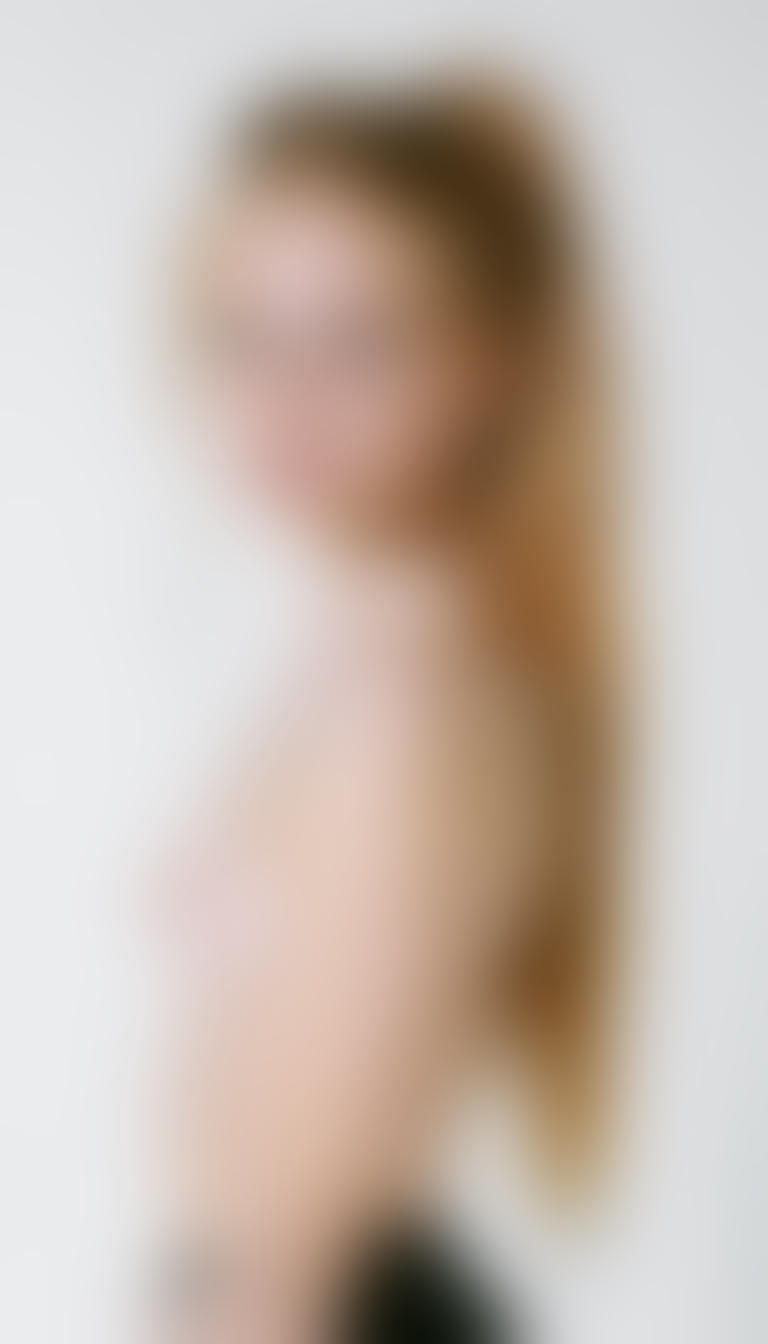 Stable Diffusion prompt: A professional photograph captu...